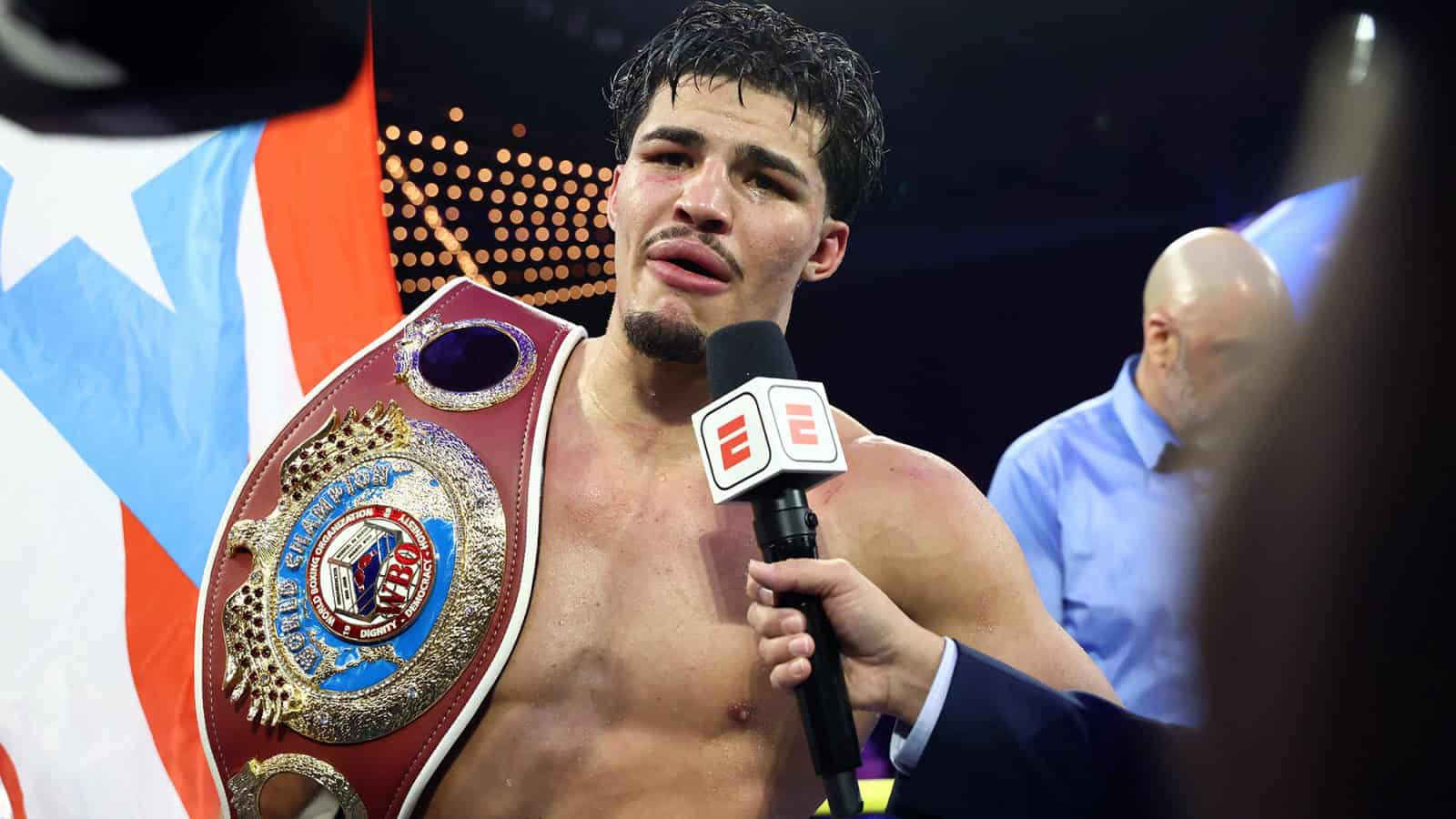 Xander Zayas becomes boxing's youngest world champion